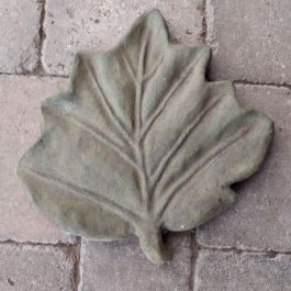 STEPPING STONE MAPLE LEAF GARDEN STONE